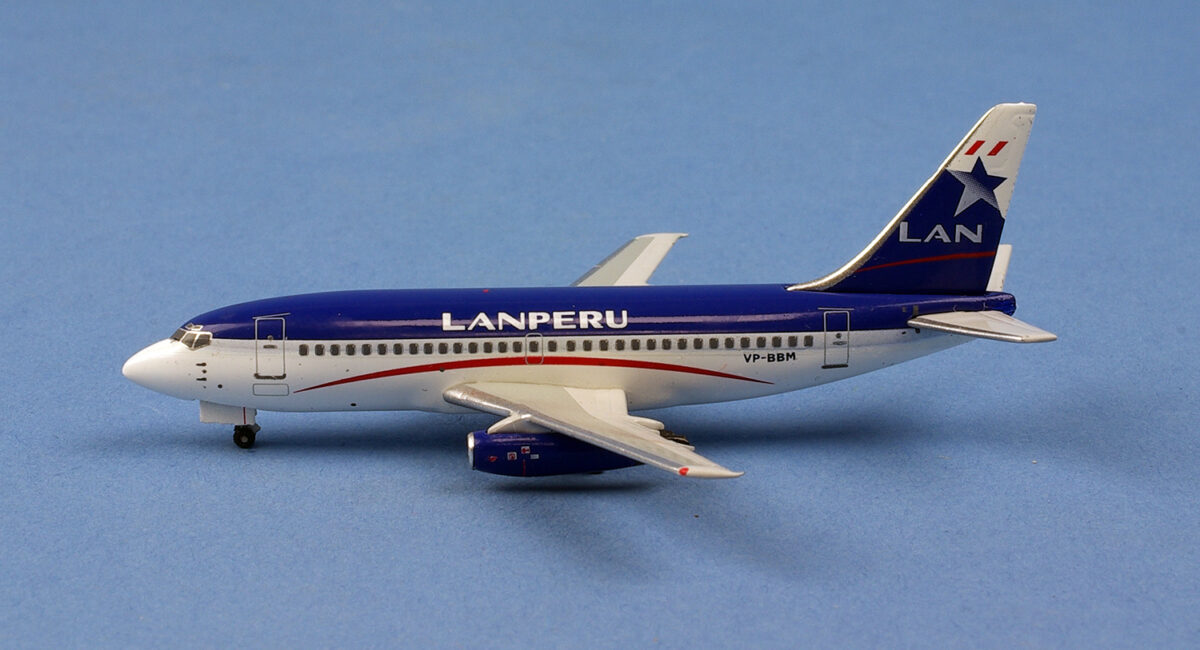 LAN Peru Boeing 737-200 VP-BBM - Pilot's station airfield